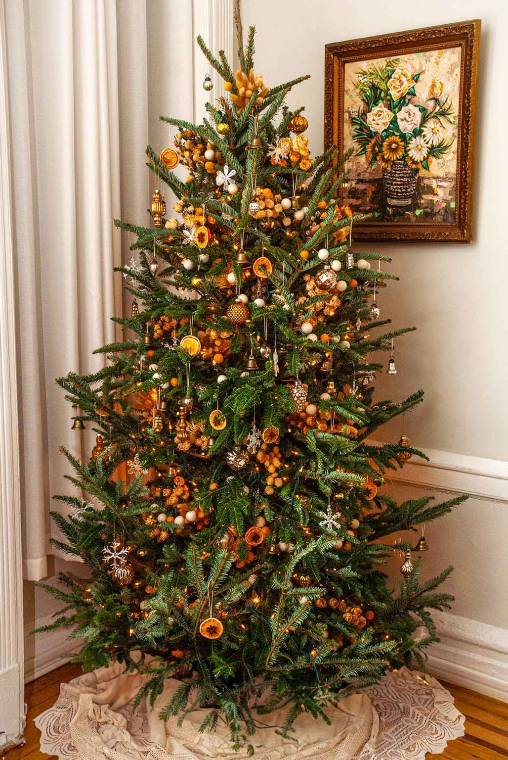 A Golden Christmas Tree – She Keeps a Lovely Home